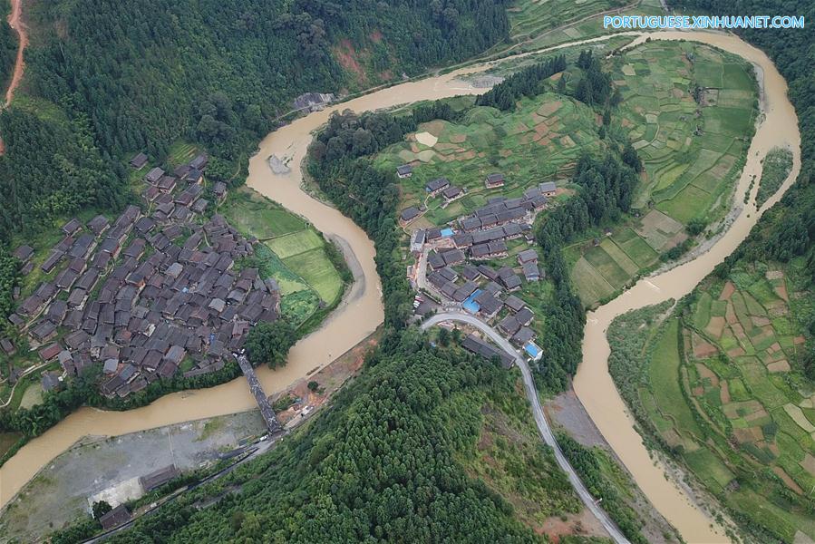 Vista aérea do distrito de Rongjiang em Sichuan, sudoeste da China ...