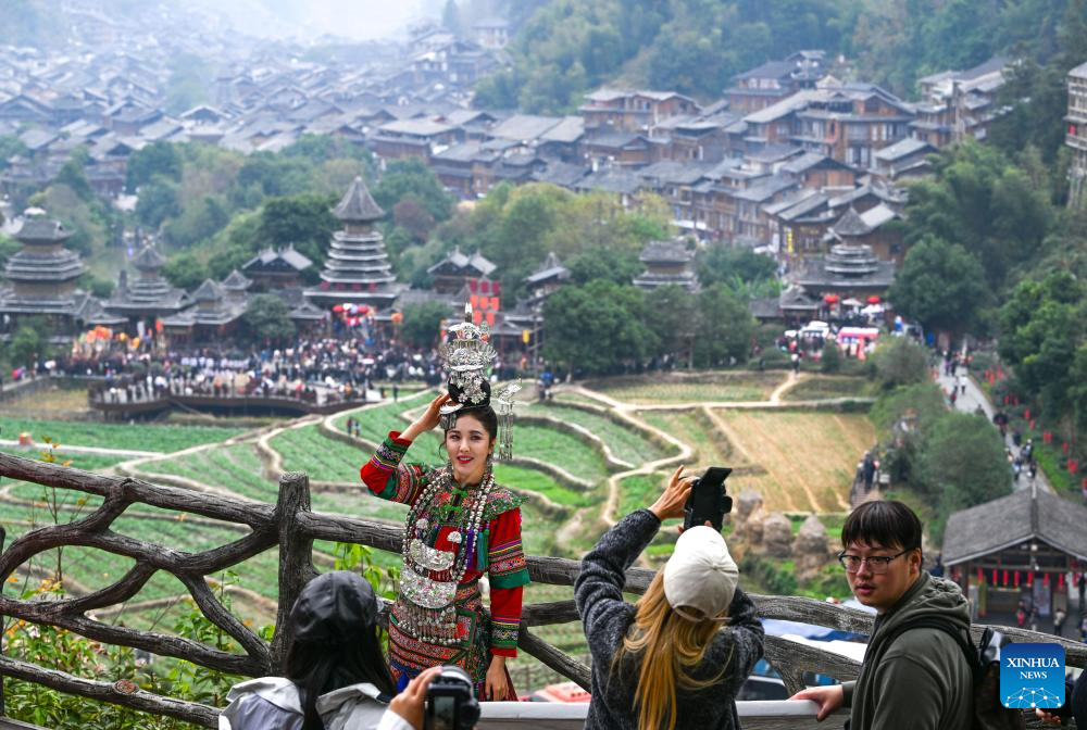 Aldeia de Zhaoxing, em Guizhou, recebe fluxo crescente de turistas com ...