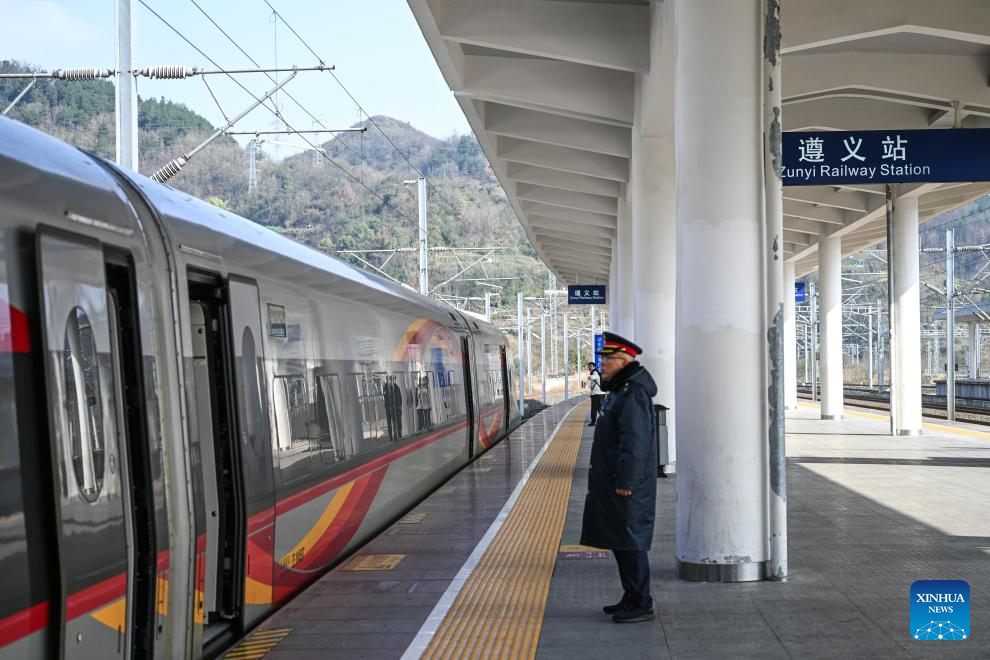 Novo serviço direto de trem de alta velocidade liga Zunyi a Yan'an-Xinhua