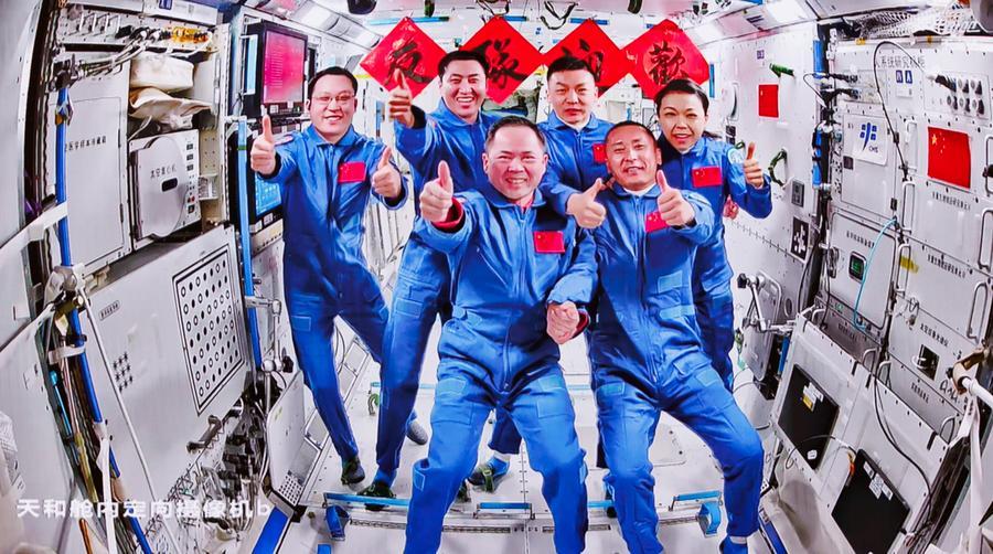 (Multimídia) Astronautas da Shenzhou-21 da China concluem passagem de ...