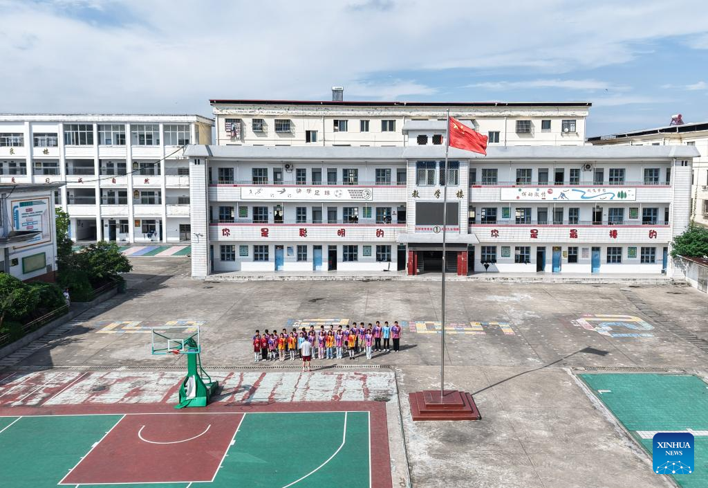 Crianças rurais perseguem sonhos no futebol em escola primária na ...